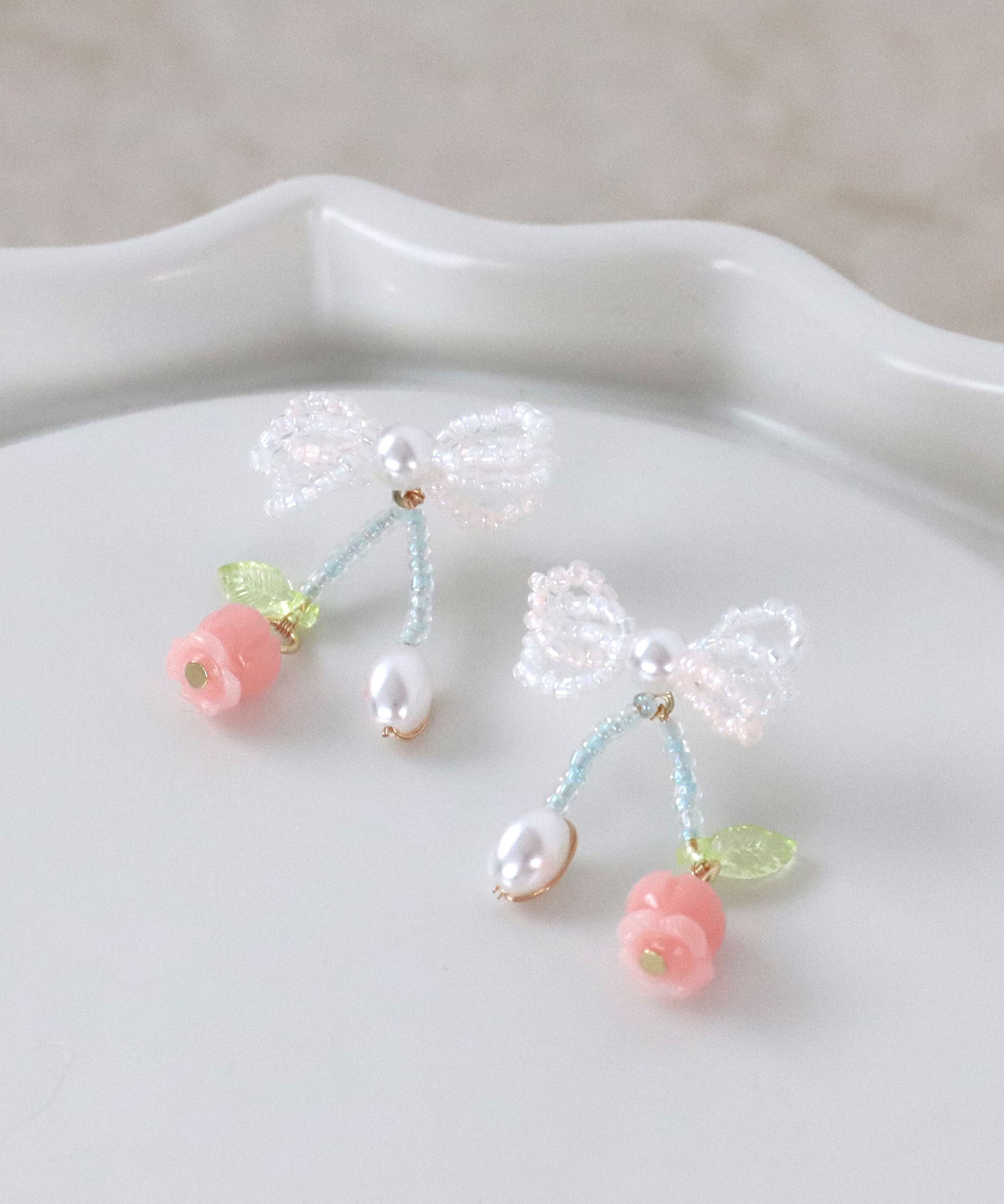 ビーズリボンチェリーピアス | AND ON JIONE STORE(アンドオン ビーズリボンチェリーピアス | AND ON JIONE STORE(アンドオン